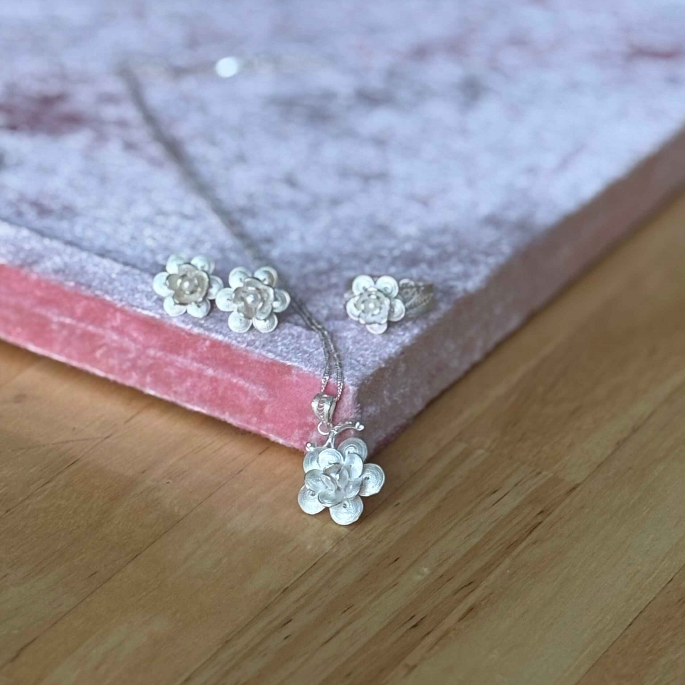 Three-piece set with Japanese baby pearls – Dandelions JAPAN